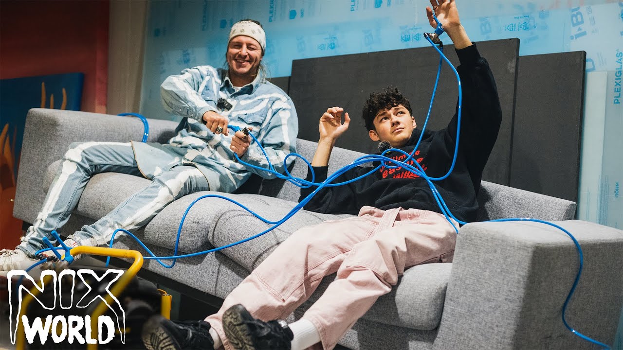 Flyvende SOFA får KUNSTKRITIKK av DAVID MOKEL - Nix World - ep.33 - YouTube