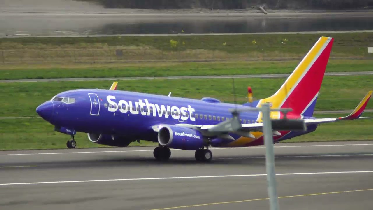 Southwest Boeing 737-800 taking off - YouTube