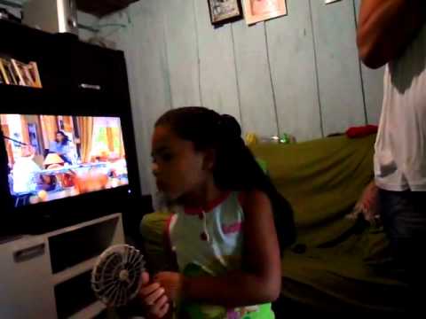 yasmin 1 aninho e thaina  dancando funk   por ivonne