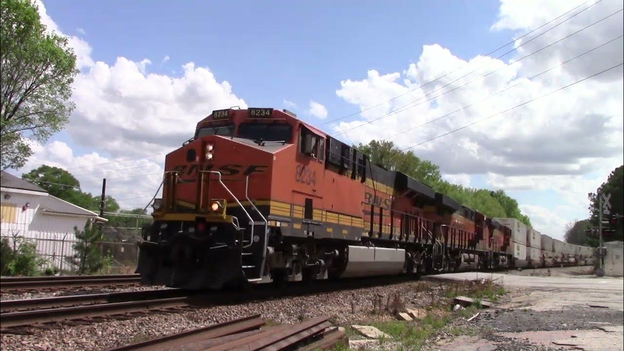 BNSF 8234 leads CSX I181 through LaGrange, GA - YouTube