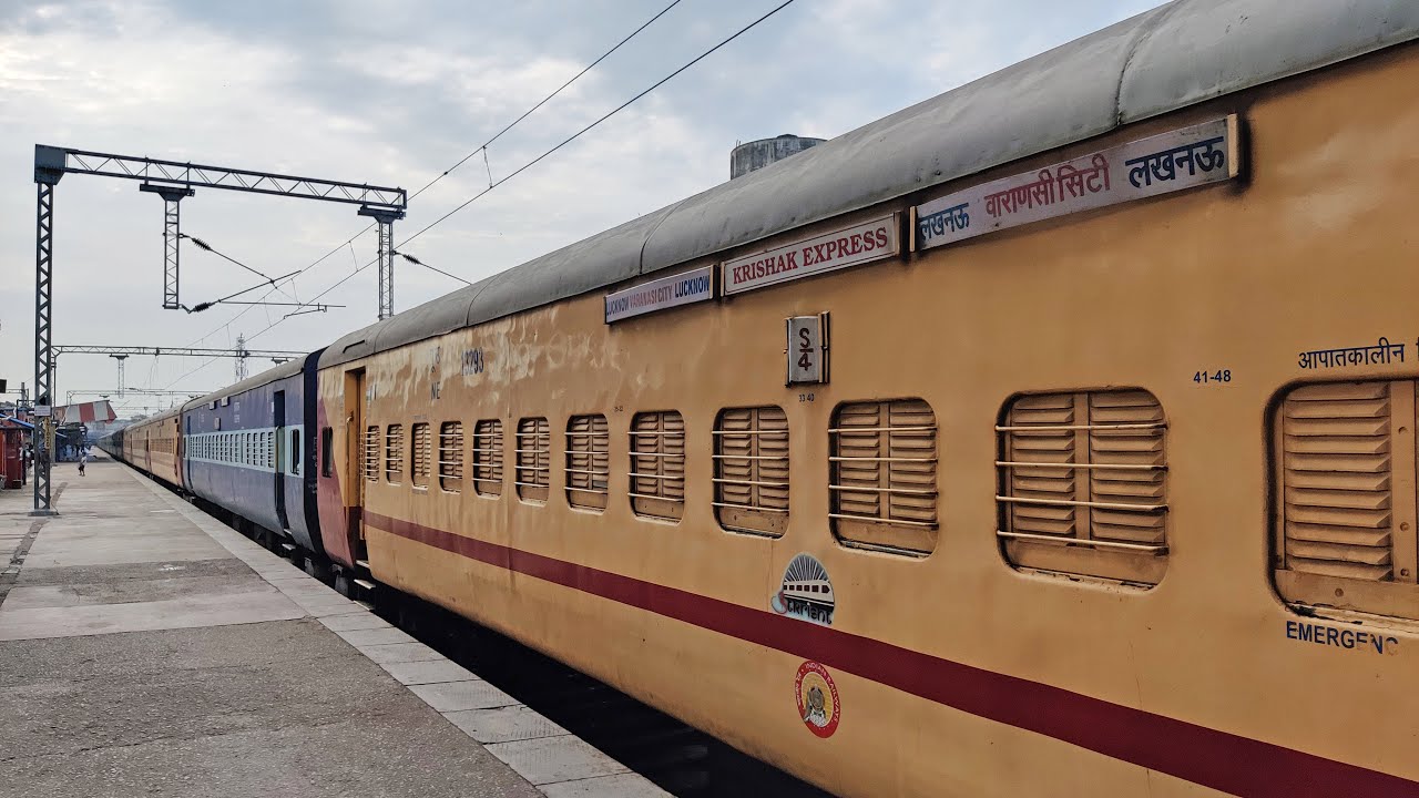 15007 Varanasi City - Lucknow Jn Krishak Express Arriving at LJN - YouTube