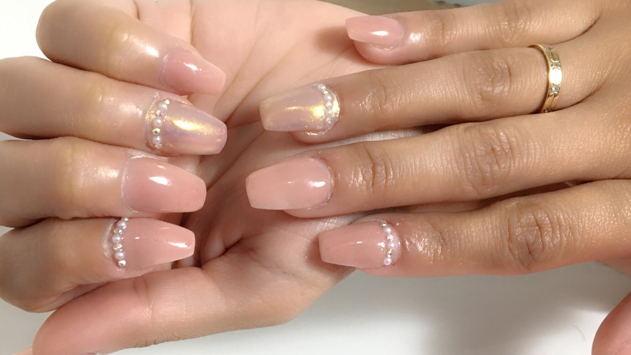 Uñas color nude y perlas - YouTube