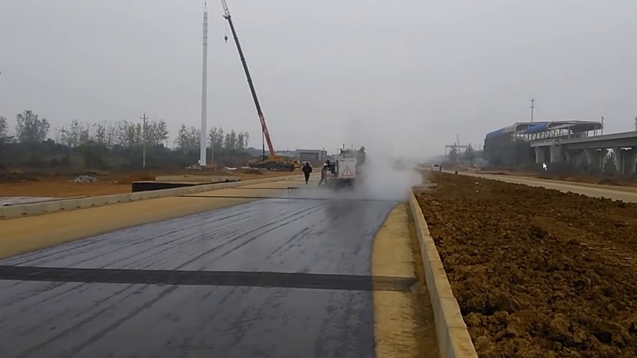 Asphalt spreader truck / Bitumen spraying truck - YouTube