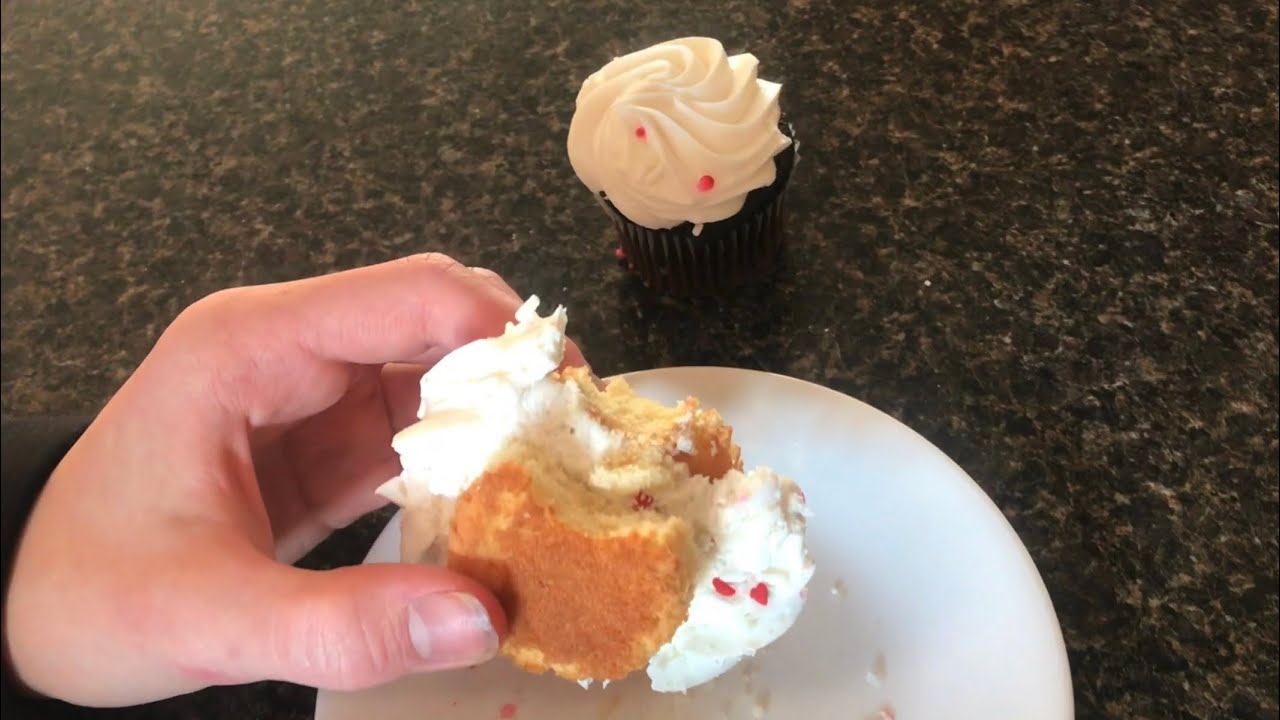 the “RIGHT” way to eat a cupcake - YouTube
