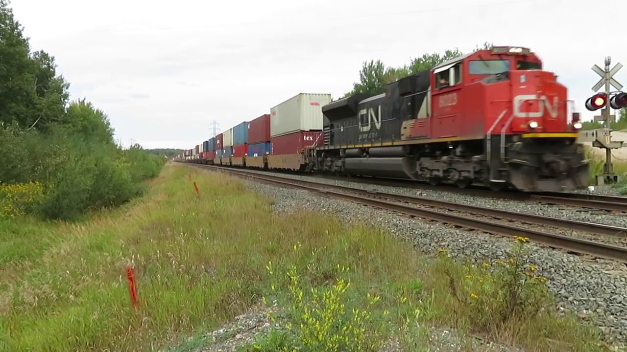 CN 8023 leads CN 198 at Kapasiwin Alberta! - YouTube