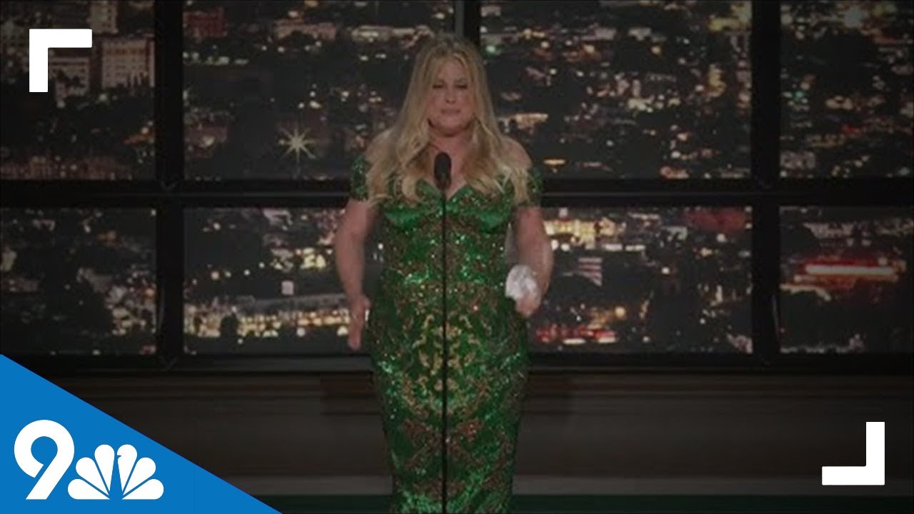 Jennifer Coolidge dances at the Emmy Awards - YouTube