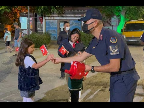 Jandarma Side'de Türk Bayrağı dağıttı