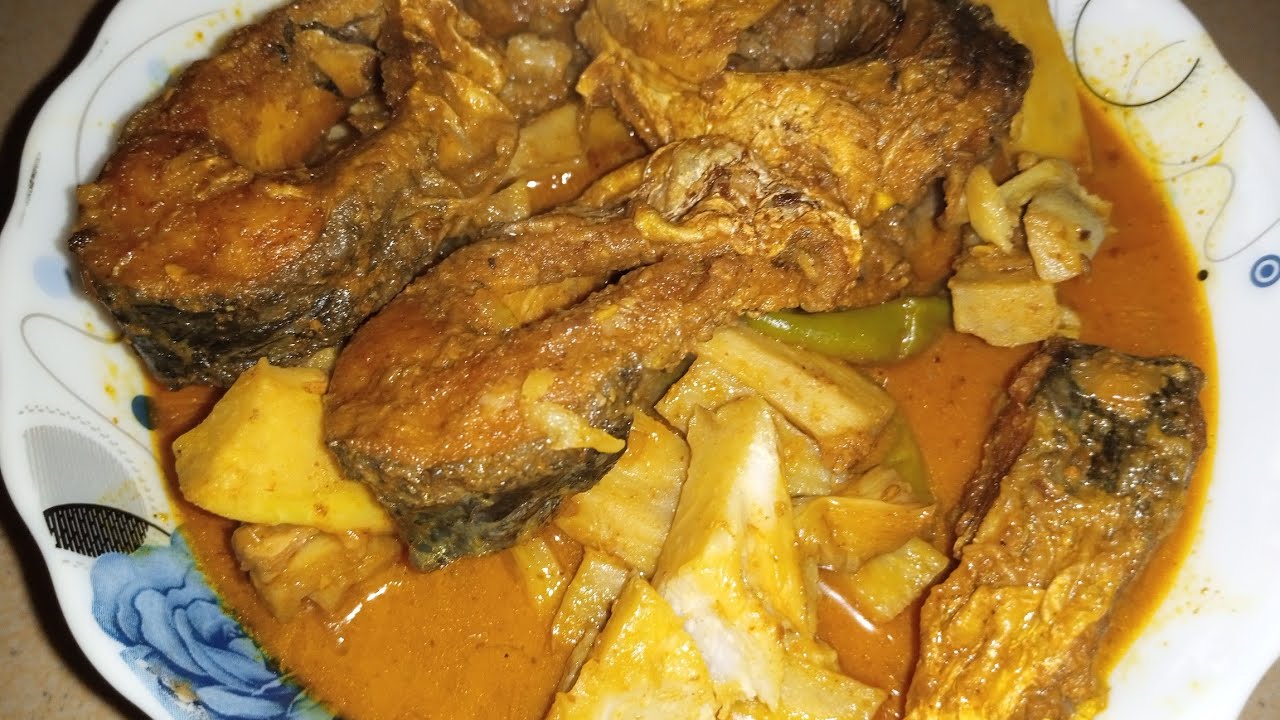 বাস কচু দিয়ে রুই মাছের ঝোল || Fish Curry Recipe(Mou Kitchen) - YouTube