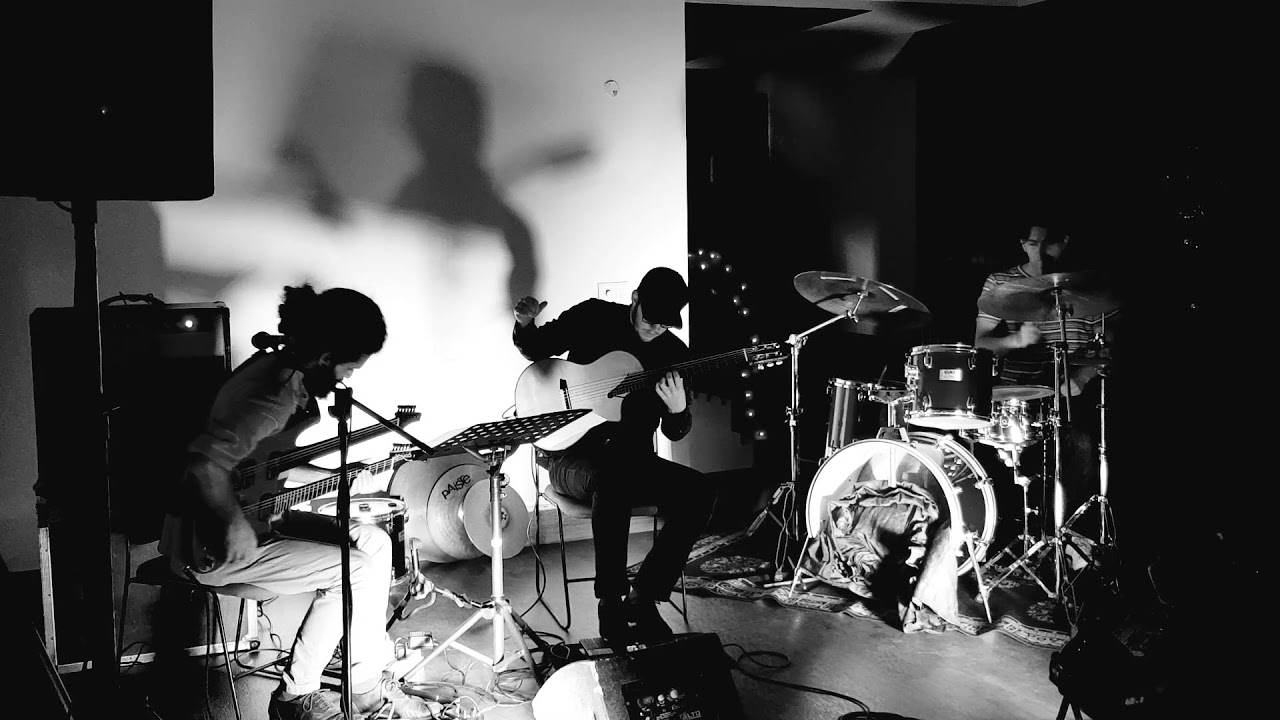 CCO3 plays Danza Caracteristica by Leo Brouwer - live in New Delhi ...