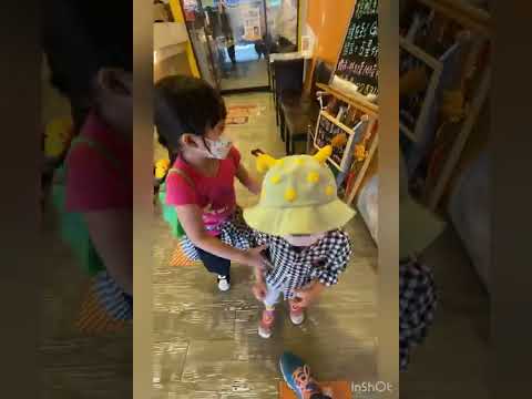 Aalona dengan Kakak nya Abigail (Aalona memang suka cium orang!)