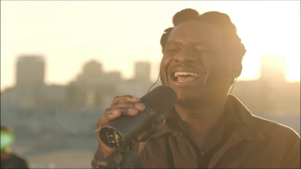 Leon Bridges Performs "Sweeter" at the Democratic National Convention ...