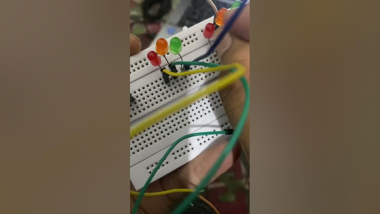 Membuat Miniatur Lampu lalu lintas dengan Arduino - YouTube