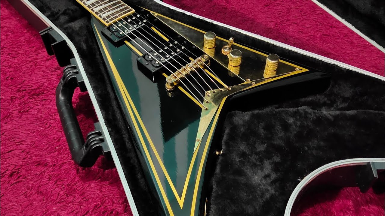 Jackson RR5 Rhoads Electric Guitar Black with Gold Pinstripe - YouTube