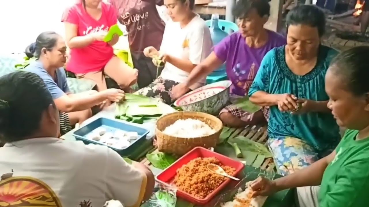Tradisi suku Jawa,rewang buat jajan tradisional untuk acara hajatan ...