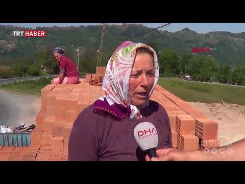 Trabzon'da, 4 kadın, kamyonlardan tuğla boşaltarak geçimlerini sağlıyor