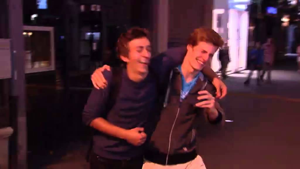 Niko en Ward gaan naar een homo bar | De Waarheid | Vitaya - YouTube