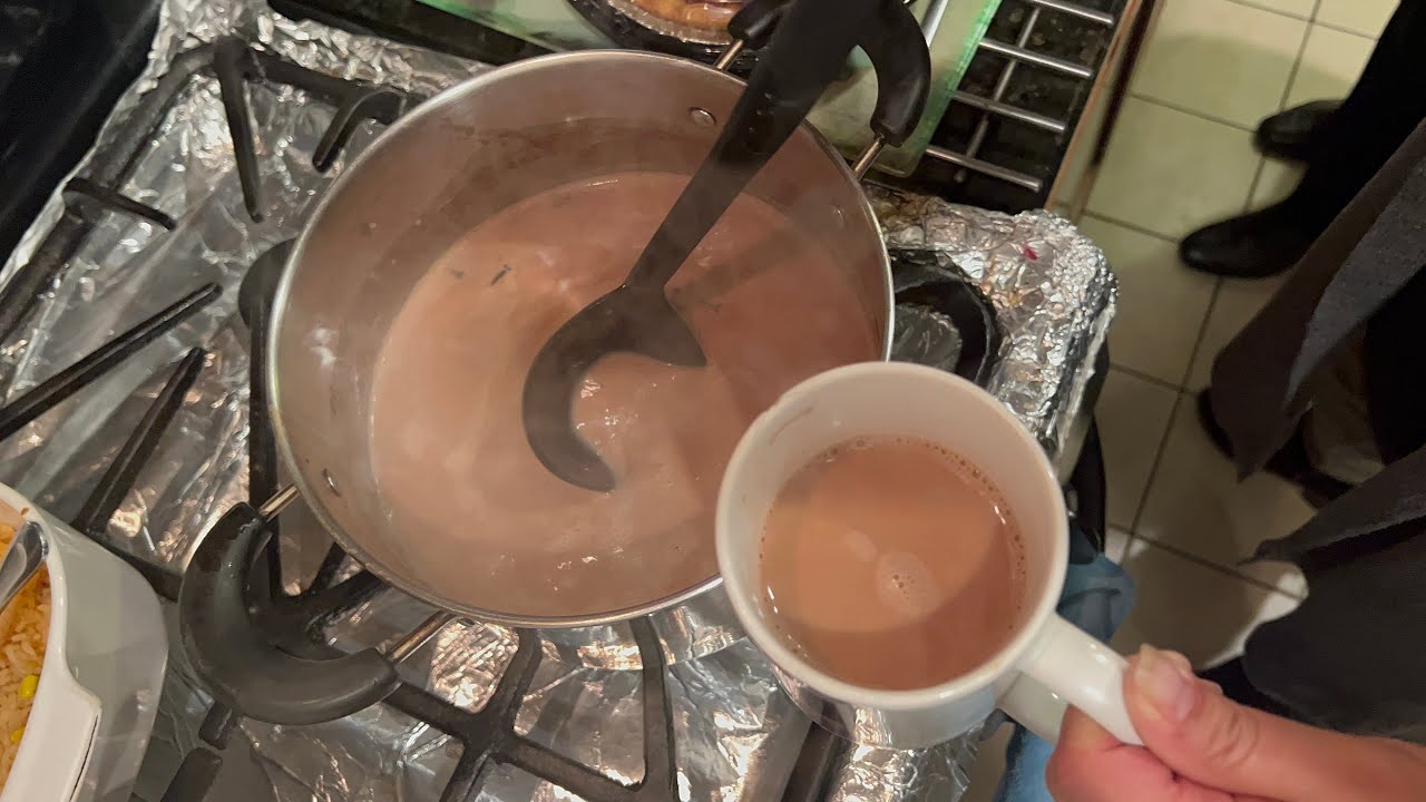 CHOCOLATADA CON PANETON - YouTube