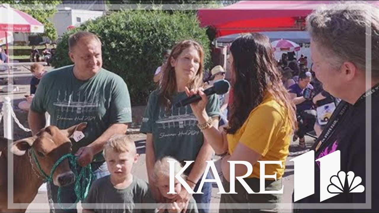 Moo Booth teaches fairgoers about dairy farms - YouTube