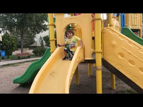 Çocuk Parkında Oyuncak Araba Kaydırma, Emir Bulut