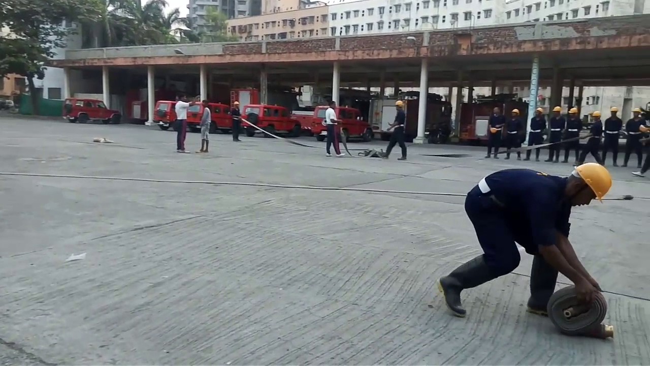 Mumbai Fire Brigade 4 men's Hydrant Drill. Use of collecting breaching ...