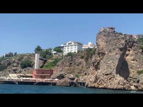 Şehirde dolaşın. Antalya. Bir eğlence yatından görünüm #videocities 
