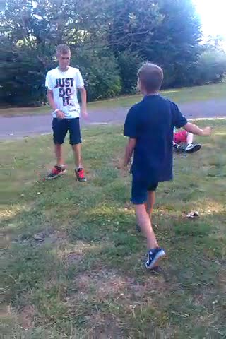 Fake fight looks réal - YouTube