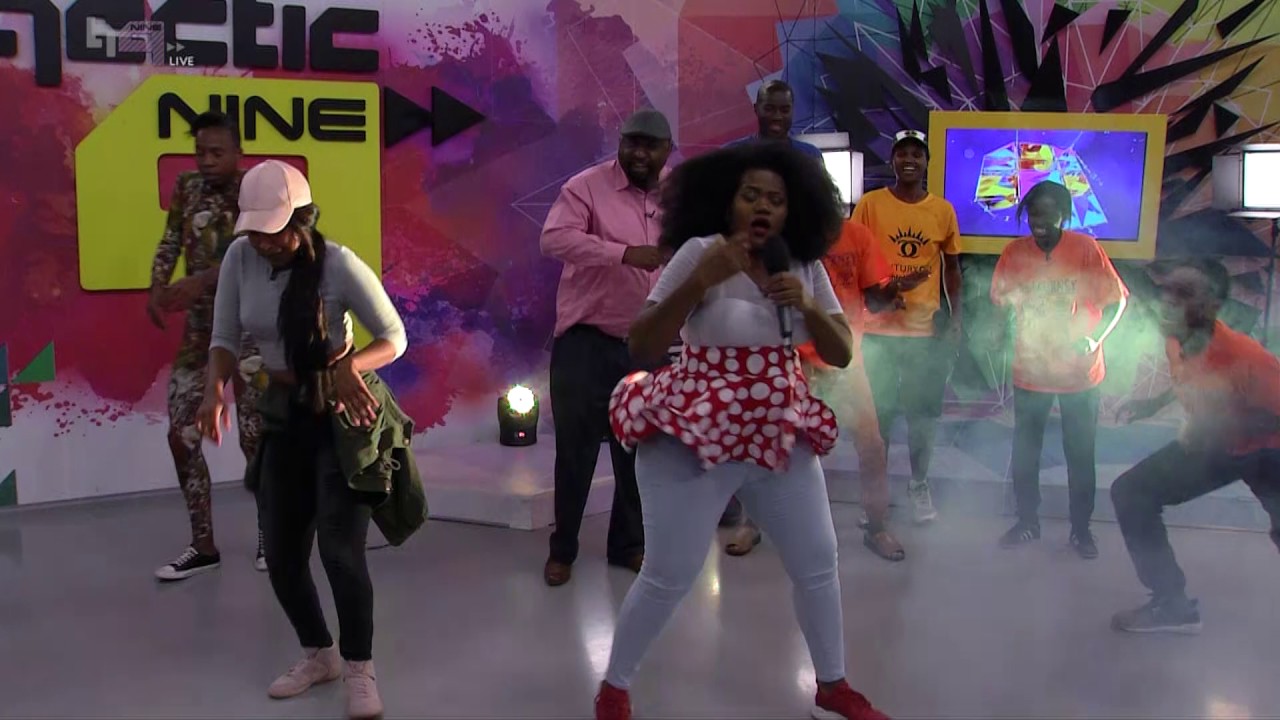 Busiswa performs Gobisiqolo - Live Performances - YouTube