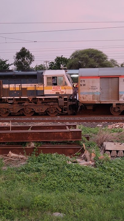 Gooty WDP4D with 12440 Shri Ganganagar - Nanded SF Express via Hanumangarh at Akola Junction ...