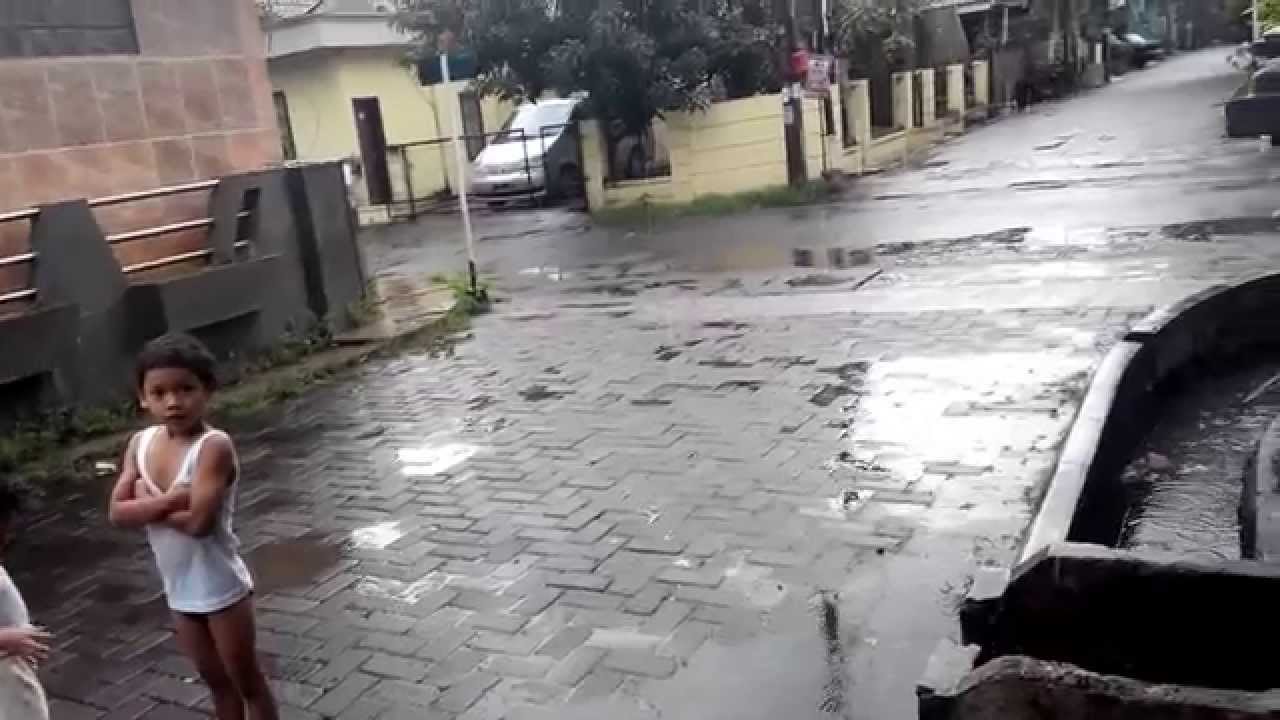 Manfaat baik mandi hujan - YouTube