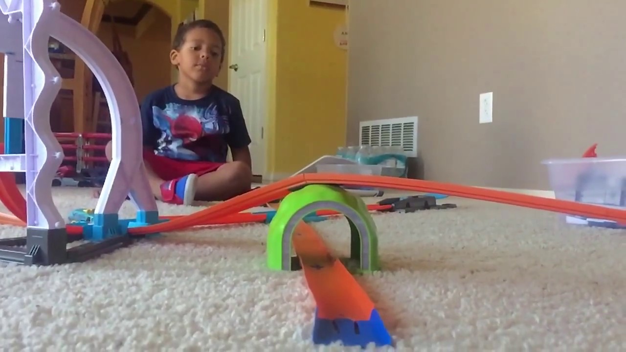 Over thru under hot wheels - YouTube