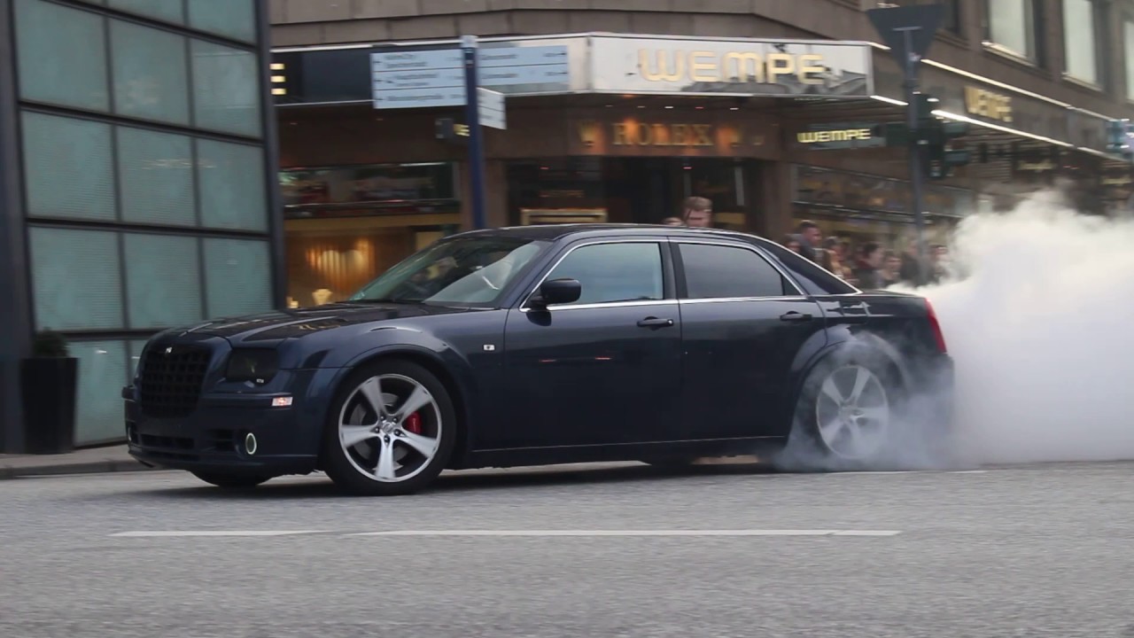 Chrysler 300C burnout / busted by police - YouTube