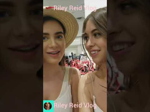 Lana Rhoades with Riley Reid Des jeunes filles sexy s'amusent dans la cabine d'essayage