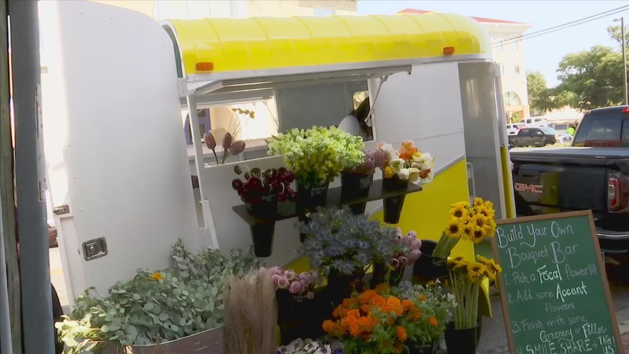 New mobile flower trailer opens in downtown Panama City - YouTube
