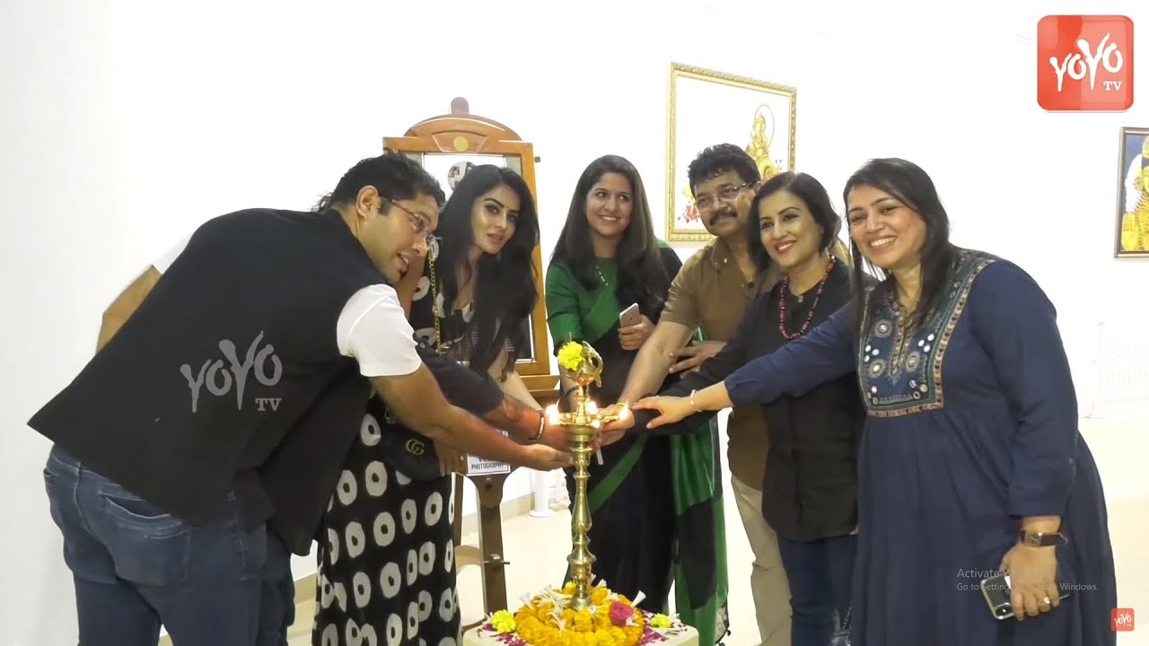 Rehaa Khann Inaugurate Artist Reena Naik's Art exhibition, Brass Impressions | YOYO TIMES - YouTube
