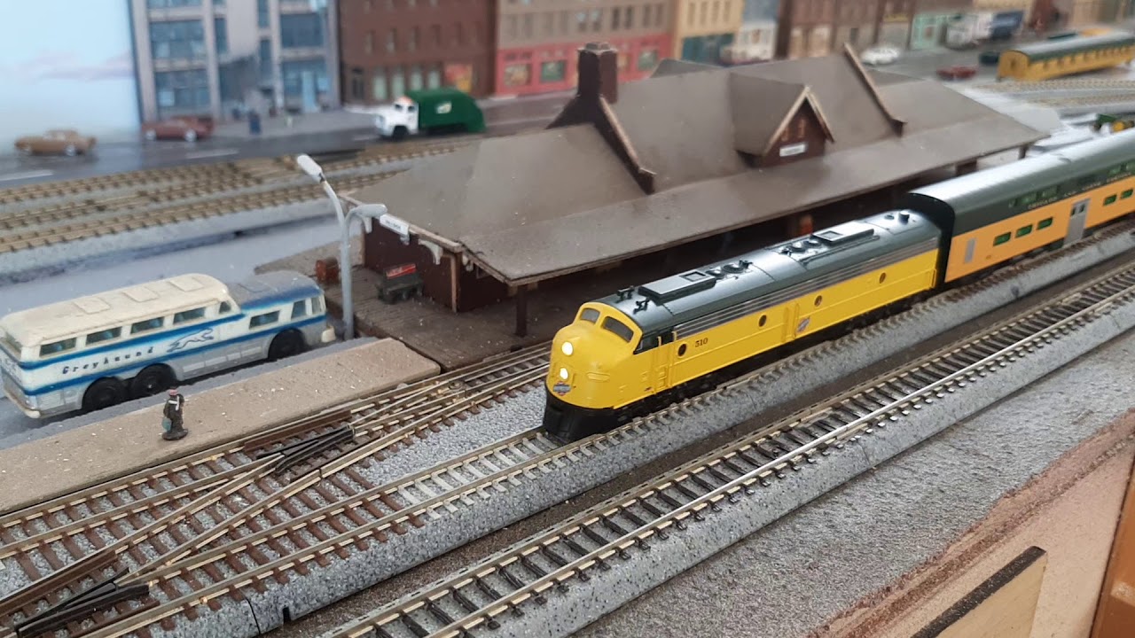 N scale Chicago and NorthWestern gallery cars in suburbs. - YouTube