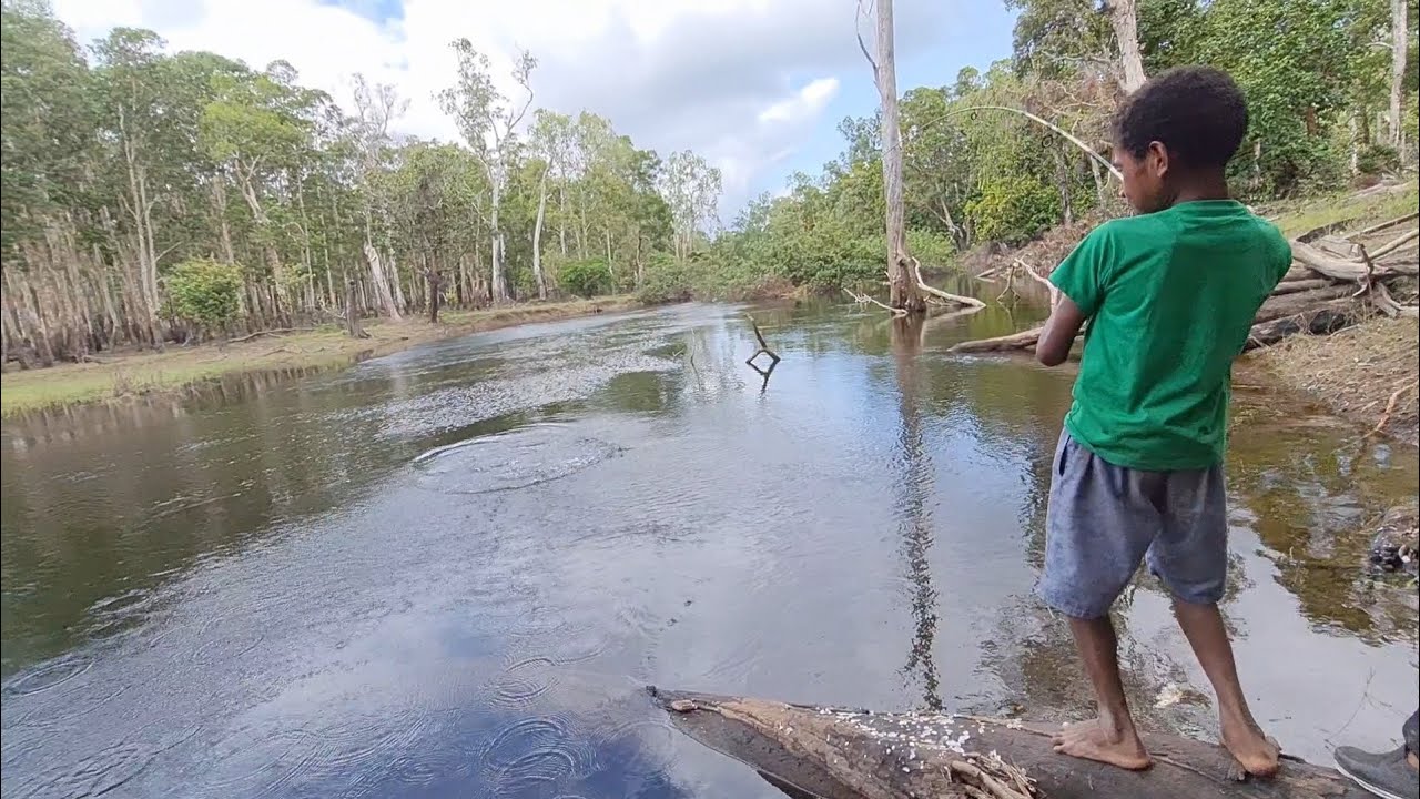 Bocil Papua Viral..!!! Pertama belajar mancing langsung dapat ikan ...