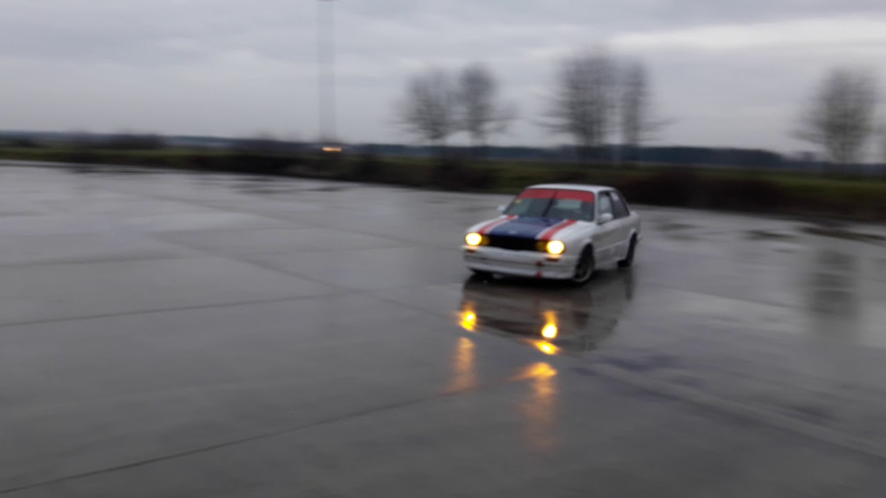 Nick on full opposite lock on only his 3rd drift day in his BMW E30 325 ...
