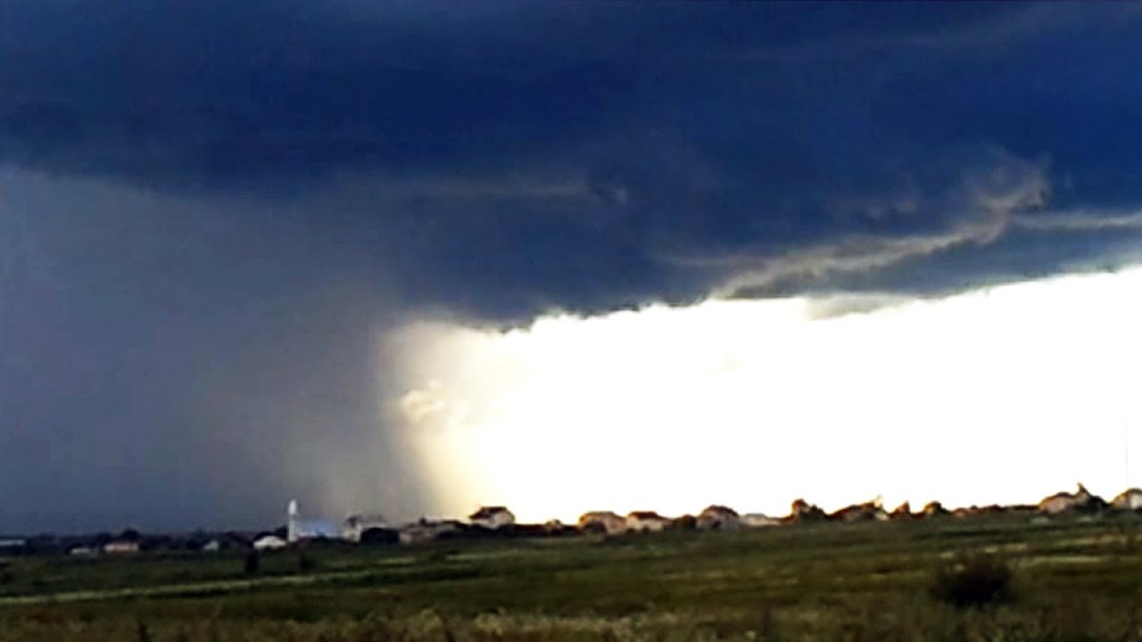 Weird rain clouds moving in the sky / scary thunderstorm weather ...