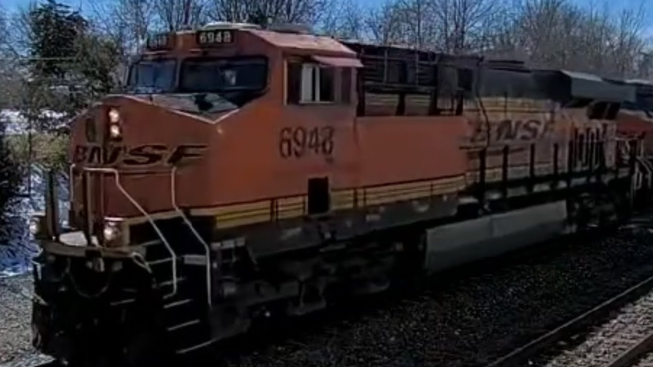 BNSF GE ES44C4 6948 H3 Gevo Leads a Westbound Manifest train at La Plata, MO (3/16/25) Winter ...