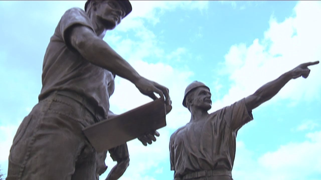 Victims of 'Big Blue' crane collapse not forgotten 15 years later - YouTube