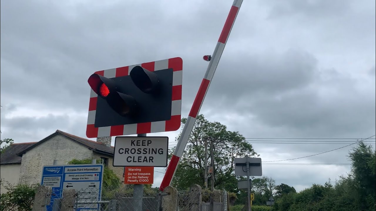 **Rare halogen pedestrian light + faulty alarm** Sandy Lane level ...