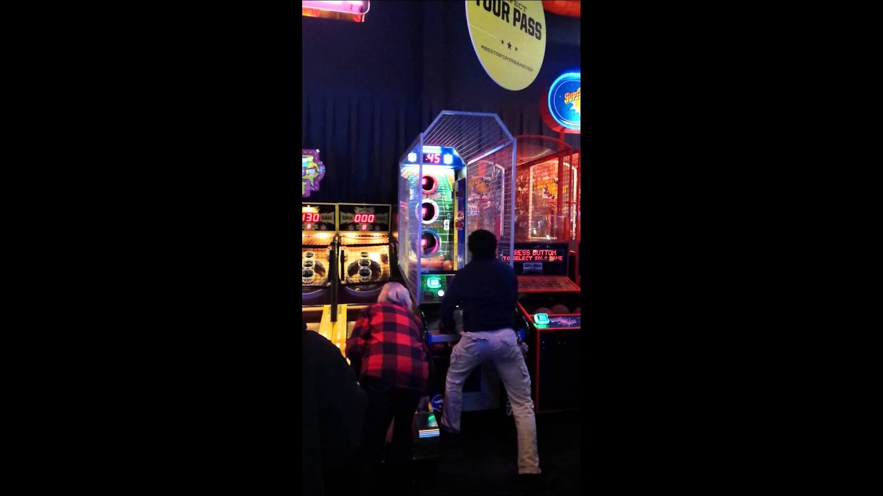 Guy owning the football game at Dave and Busters - YouTube