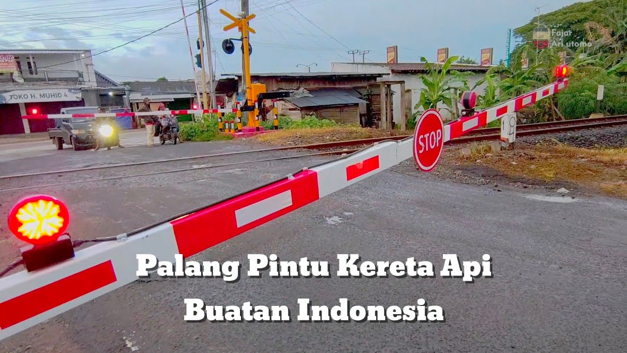 Railroad Crossing Palang Pintu Perlintasan Kereta Api Asli Buatan Konoha - YouTube