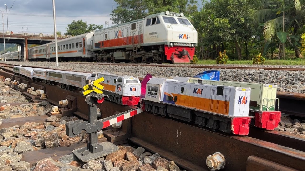 Merakit Mainan Kereta Api Kayu Besar Anjlok dari Rel - Mainan Kereta ...