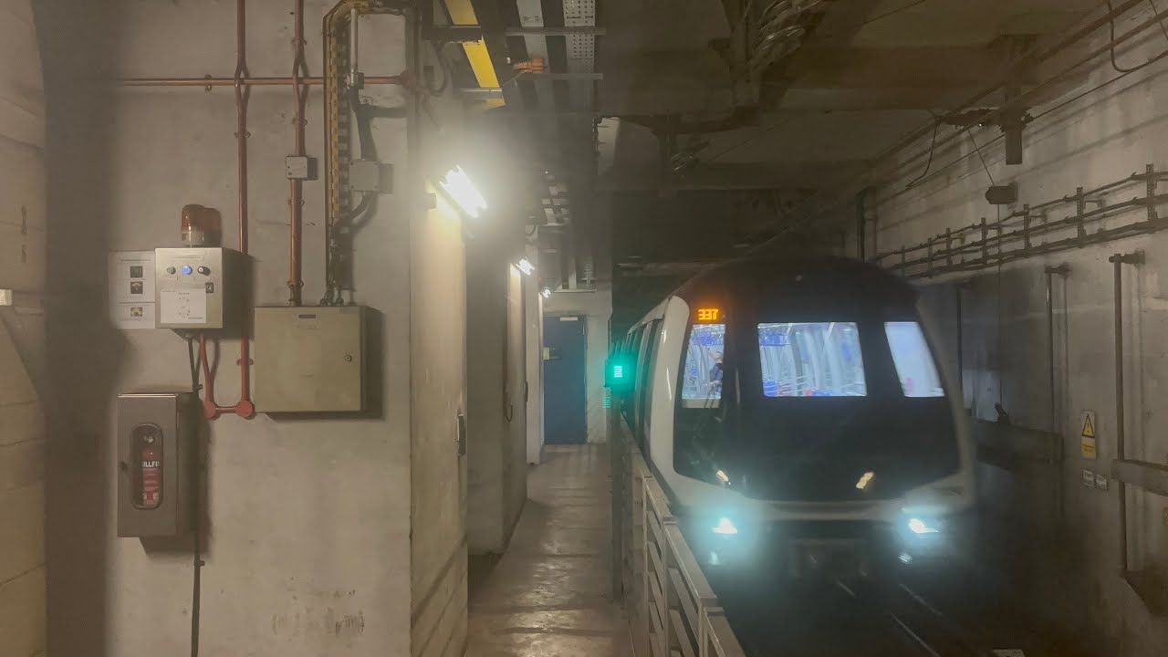SBS Transit NEL Alstom Metropolis C851E [7089/7090] arriving ...