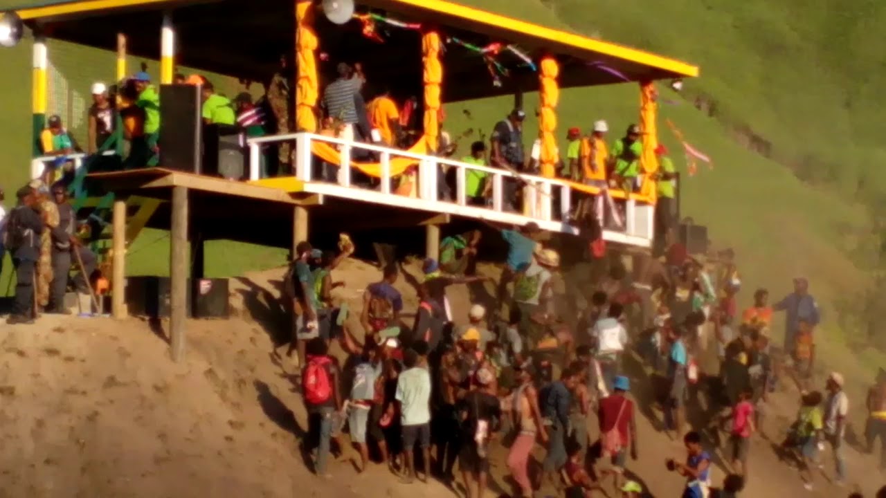 Archie Tarzy Live at Bulolo Show - YouTube