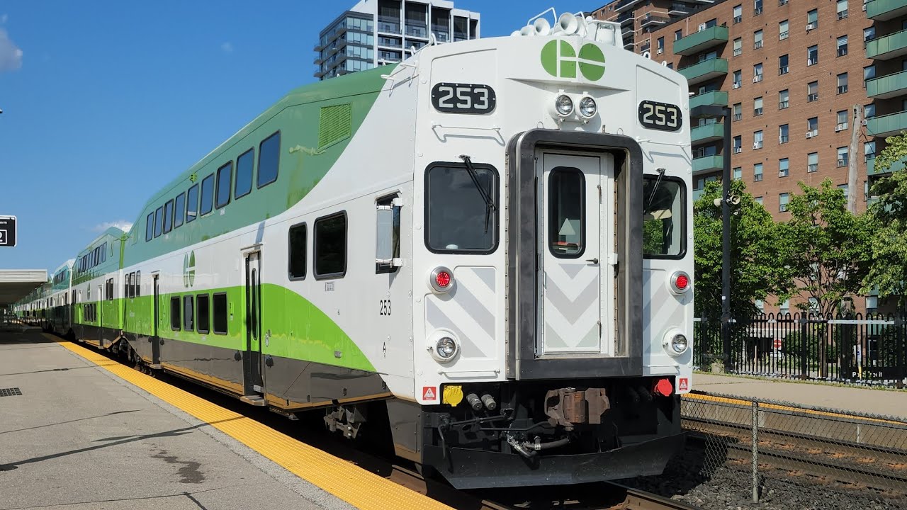 (Repainted Cab Car 253) (19 Minutes Late) GO 1026- 625 With 253 Pulling ...