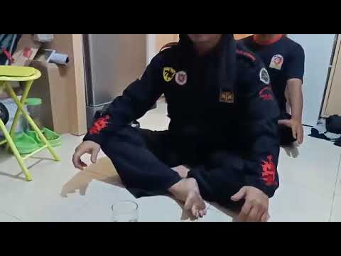 proses pembersian apertemen artis clara gopa dari serangan santet