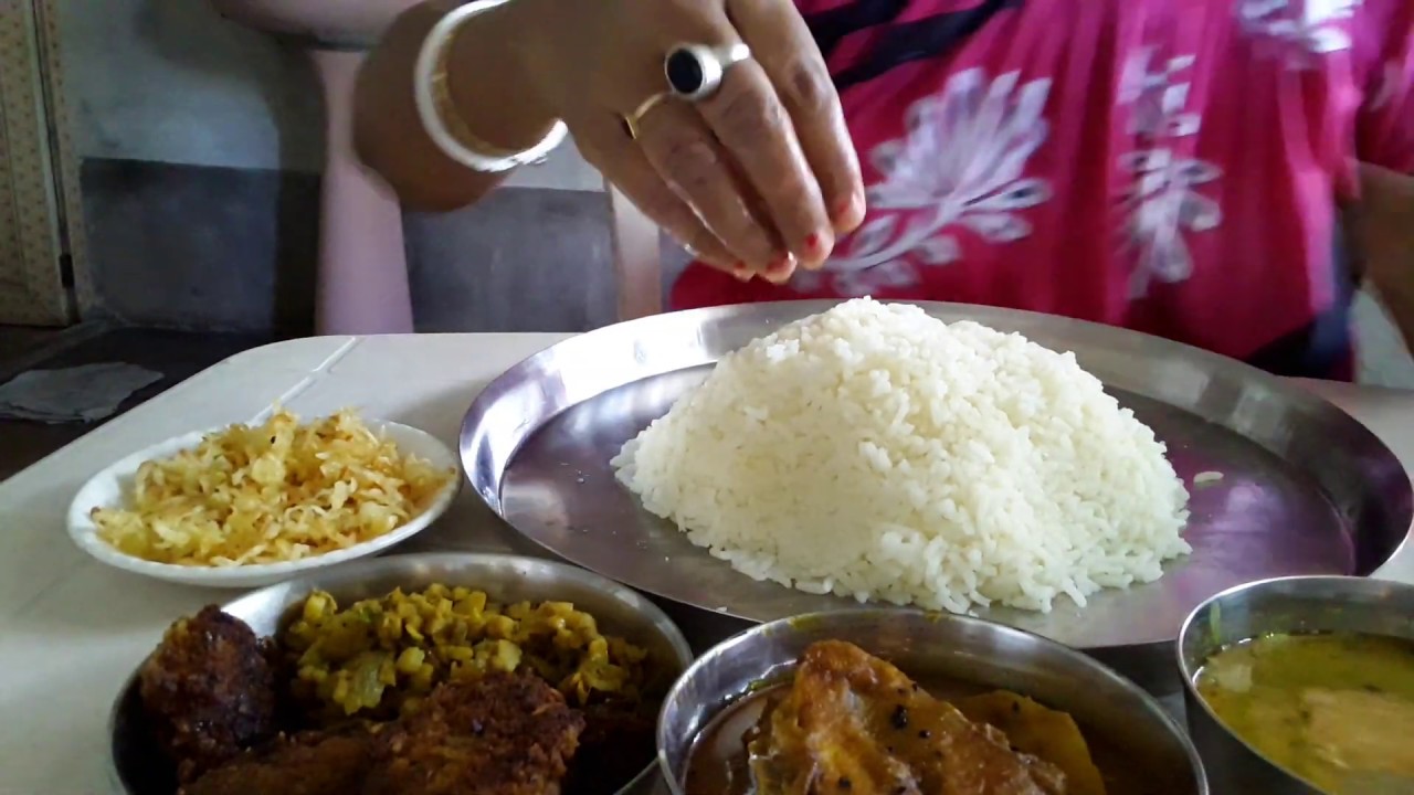 Eating Katla Mach(fish)Curry, Dal,Thor Chehki||Eating PotatoChips ...