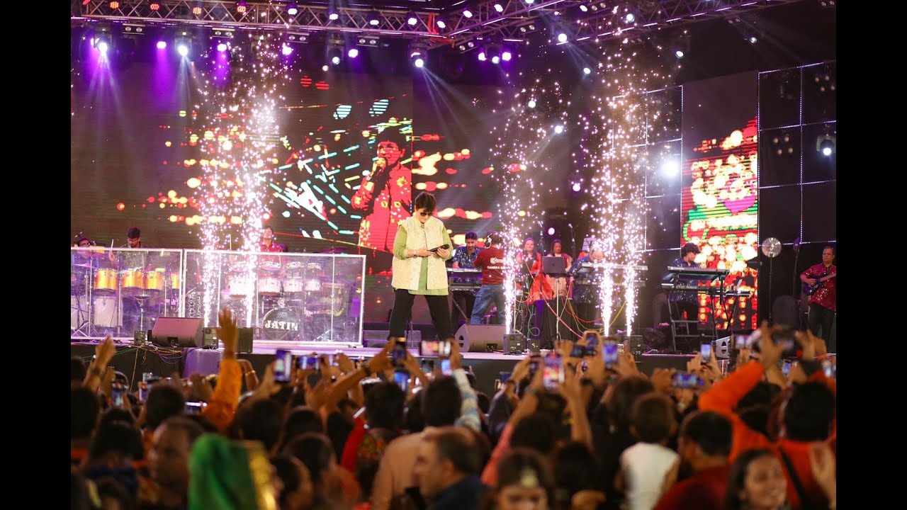 Falguni Pathak Navratri 2022 - Day 8 - YouTube